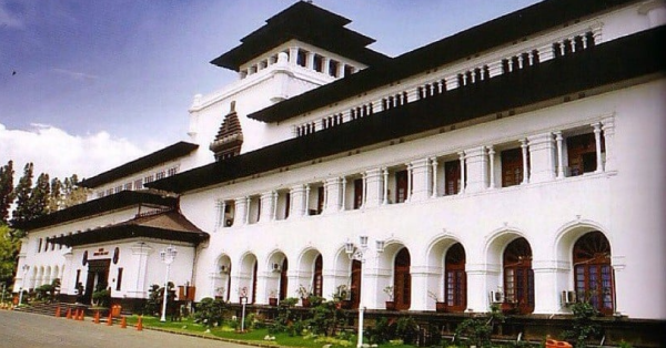 THE INFLUENCE OF DUTCH ARCHITECTURE IN INDONESIA